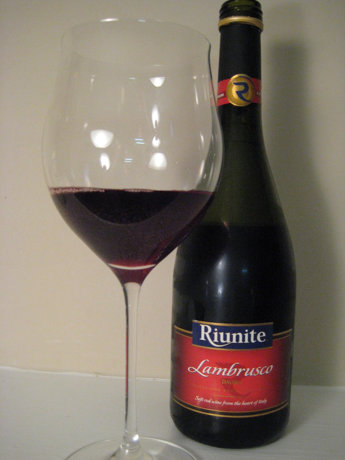 Vino Lambrusco: El Embajador de los Frizzantes (Caracteristicas y más)