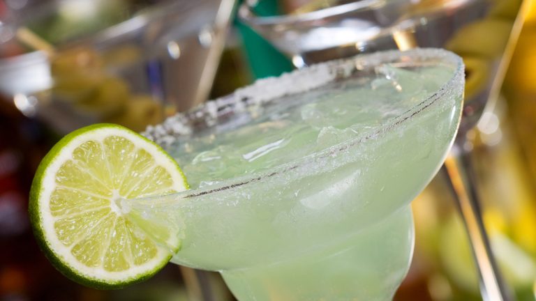 ¿Cómo preparar un Cocktail Margarita? (Tipos, recetas e ingredientes ...