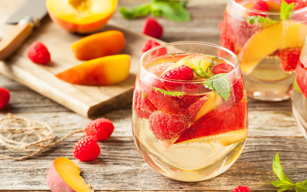 ¿Cómo hacer Sangria? Receta original casera con vino tinto o vino blanco.