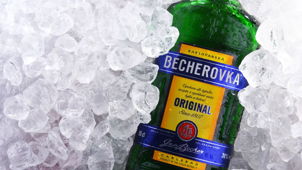 Becherovka: Licor de hierbas Receta + Ingredientes ¿Cómo se toma?
