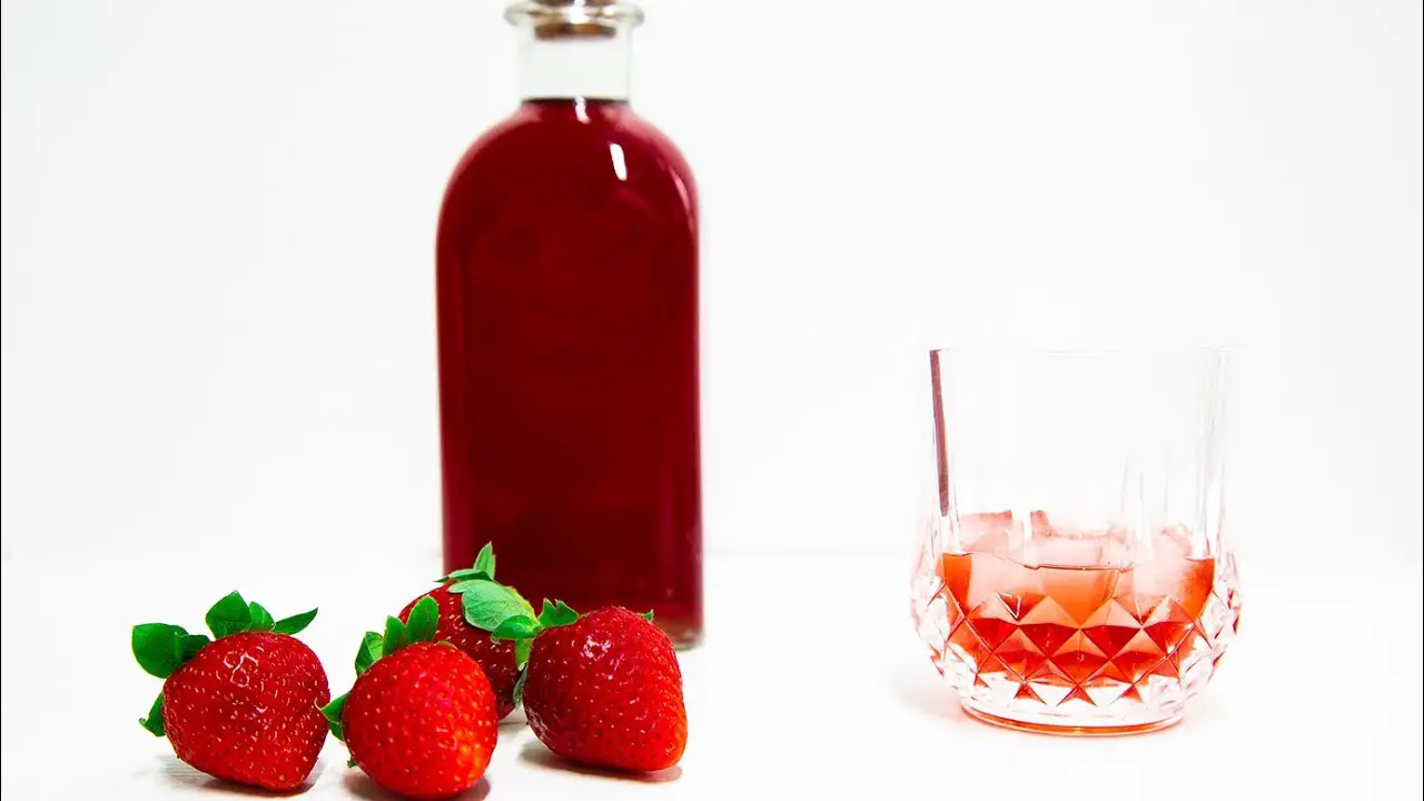 Licor de Fresas: ¿Qué es? ¡Receta FACIL de hacer! Beneficios y más
