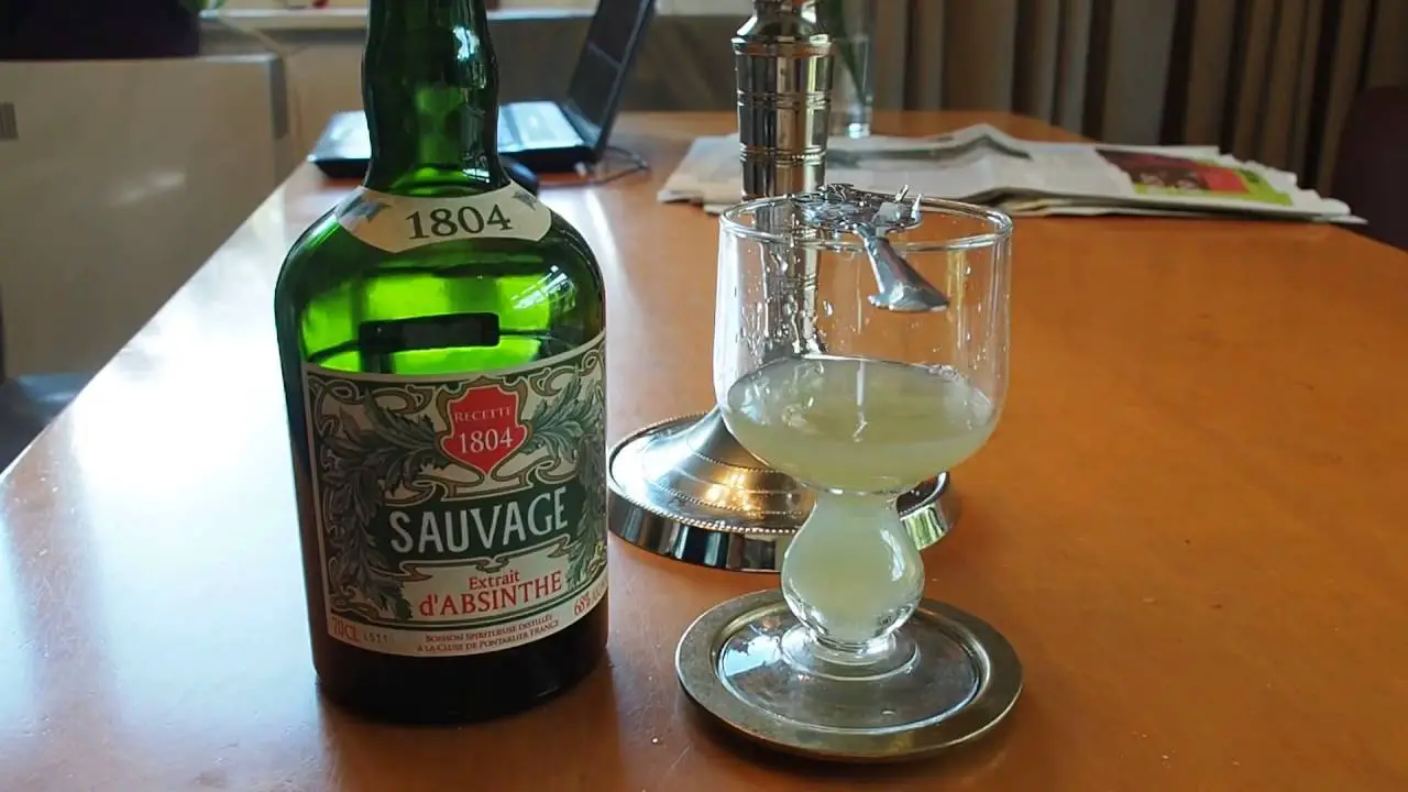 Licor de Absenta: Origen + Beneficios + Recetas ¿Efectos al tomarlo?