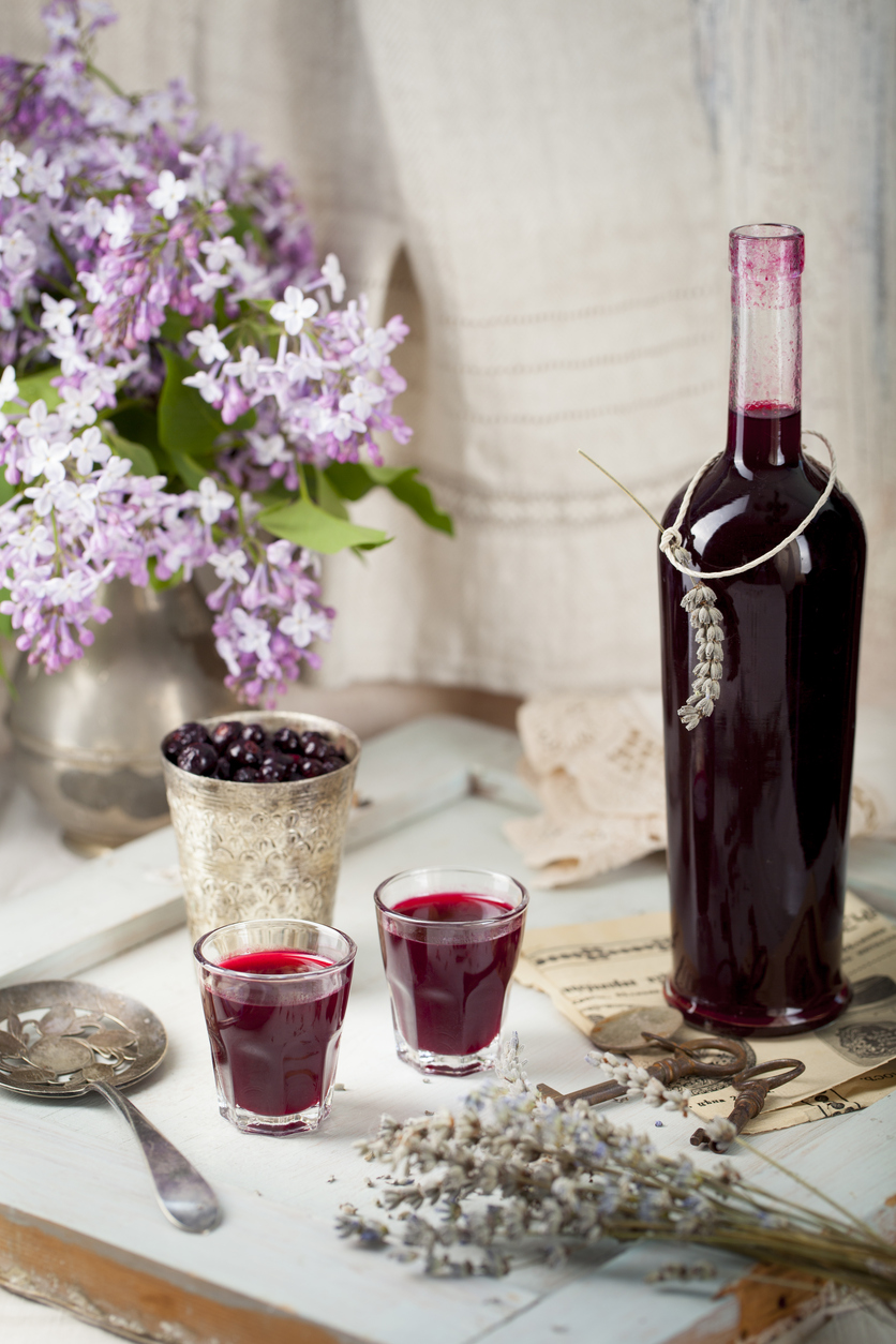 Licor de Cassis: ¿Cuál es su origen? ¿Cómo se hace? Receta y más